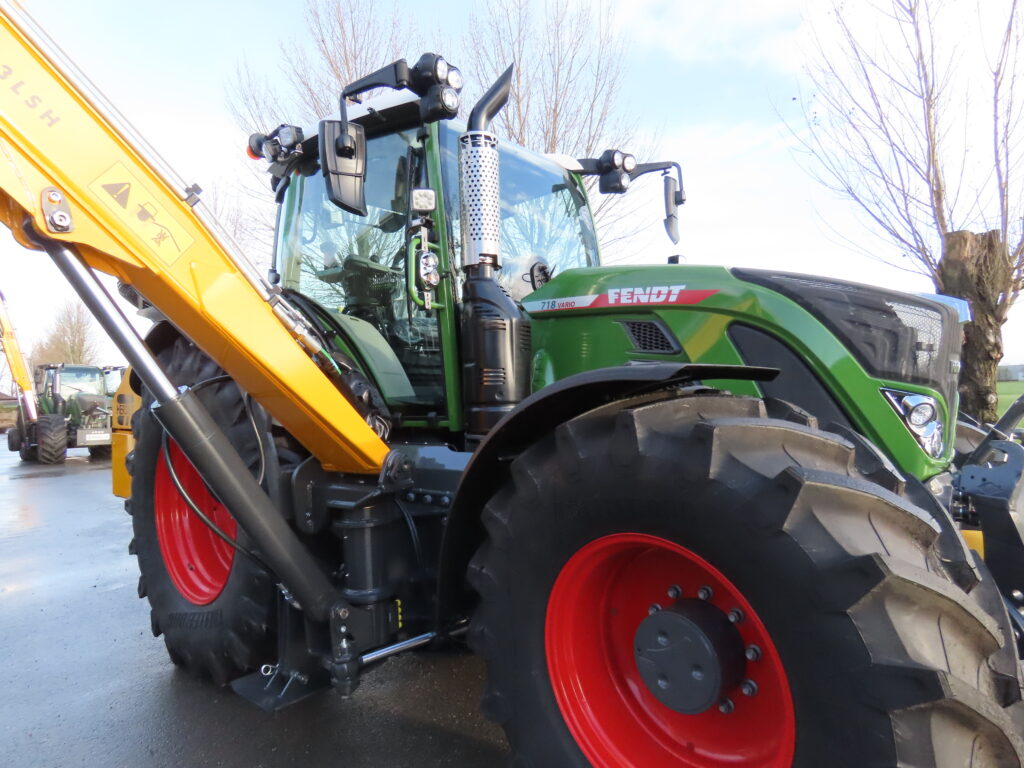 Fendt 718 power met Herder arm - Holland Utrecht B.V.